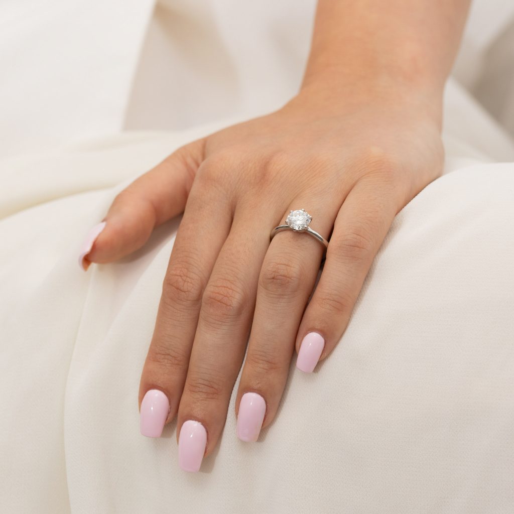 Is 6 claws better than 4 claws on engagement ring? - Alan Bick